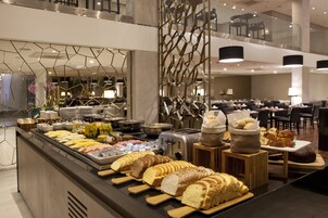 Café da manhã com buffet todos os dias mediante uma taxa