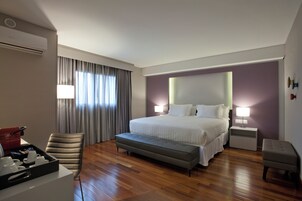 Suite-Estúdio Deluxe | Minibar, cofre no quarto, secretária 