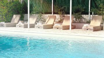 Piscina exterior, guarda-sóis, espreguiçadeiras