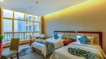 Frigobar, cofres nos quartos, escrivaninha, cortinas blackout