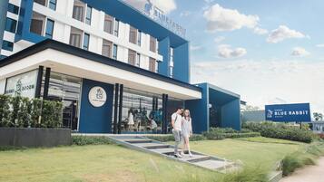 Um hotel com design moderno, exibindo uma placa bem visível do Hotel Blue Rabbit.