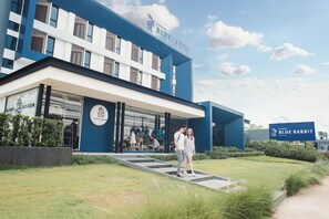 Um hotel com design moderno, exibindo uma placa bem visível do Hotel Blue Rabbit.