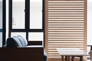 Área de estar no saguão