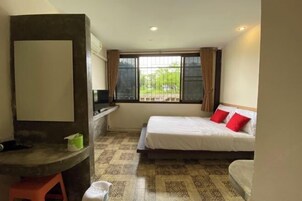 Escrivaninha, quartos à prova de som, Wi-Fi de cortesia, roupa de cama