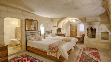 Suite Familiar, 2 quartos, 2 casas de banho, vista para o pátio | 1 quarto, com mobília individualizada, secretária