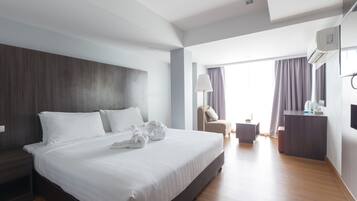 Com mobília individualizada, secretária, cortinas/cortinados opacos