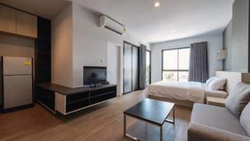 Studio Double Room | Área de estar | TV LCD 32 polegadas com canais a cabo, TV