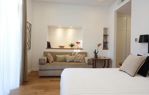 Suite Júnior | Minibar, cofre com capacidade para portátil, secretária 