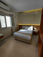 Quarto Duplo Deluxe, 1 cama queen-size | Lençóis de algodão egípcio, roupa de alta qualidade, minibar 