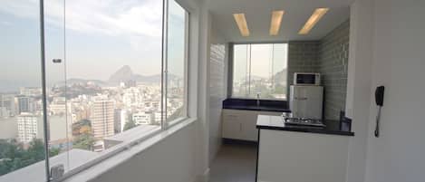 Apartamento Premium, 2 quartos | Sala de estar | Televisor de ecrã plano de 32 polegadas com canais por cabo, televisor