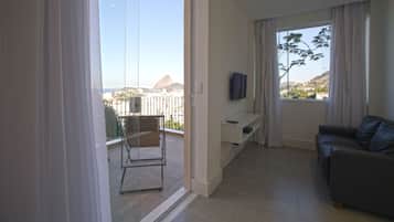 Apartamento Premium | Sala | Televisor de ecrã plano de 32 polegadas com canais por cabo, televisor