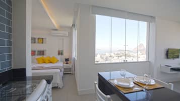 Apartamento de Luxo | Kitchenette privada | Um frigorífico/congelador grande, um micro-ondas, um forno