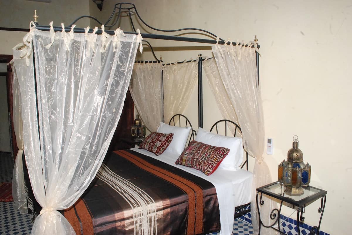 Quarto Clássico com Cama de Casal (Muscade) | Roupa de alta qualidade, com decoração personalizada