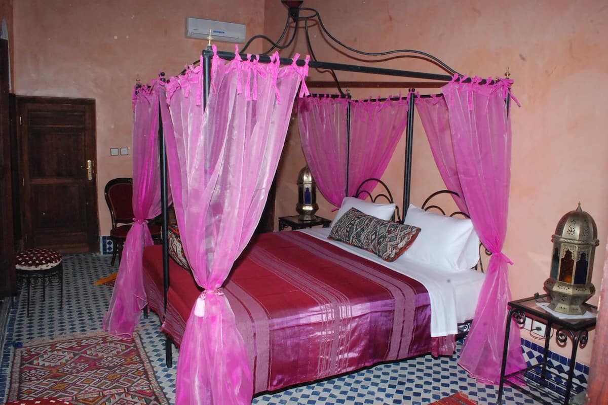Quarto Clássico com Cama de Casal (Paprika) | Roupa de alta qualidade, com decoração personalizada