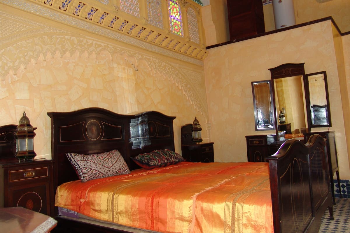 Quarto Clássico com Cama de Casal (Coriandre) | Roupa de alta qualidade, com decoração personalizada
