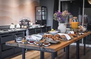 Café da manhã com buffet todos os dias mediante uma taxa