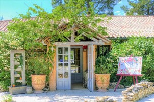 Pequenos-almoços e jantares servidos, incluindo cozinha regional 