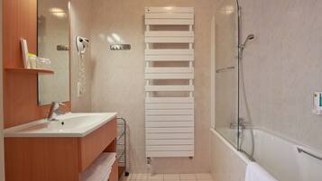 Quarto Comfort | Casa de banho | Um polibã, artigos de higiene pessoal grátis, um secador de cabelo