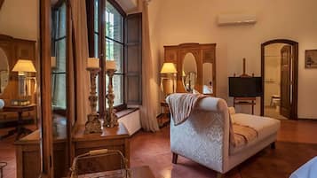 Minibar, cofre no quarto, secretária, quartos insonorizados