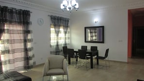 Apartamento, 2 quartos | Opções para refeição no quarto