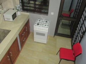 Apartamento, 2 quartos | Kitchenette privada | Um frigorífico, um micro-ondas, uma placa de cozinha 