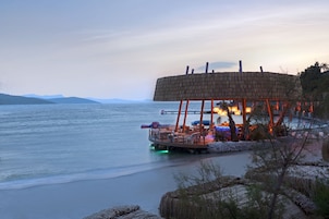 4 bares/lounges, 2 bares na praia, um bar junto à piscina