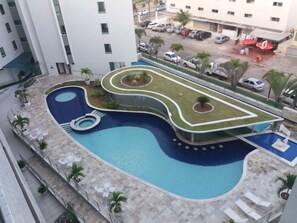 Piscina exterior, espreguiçadeiras 