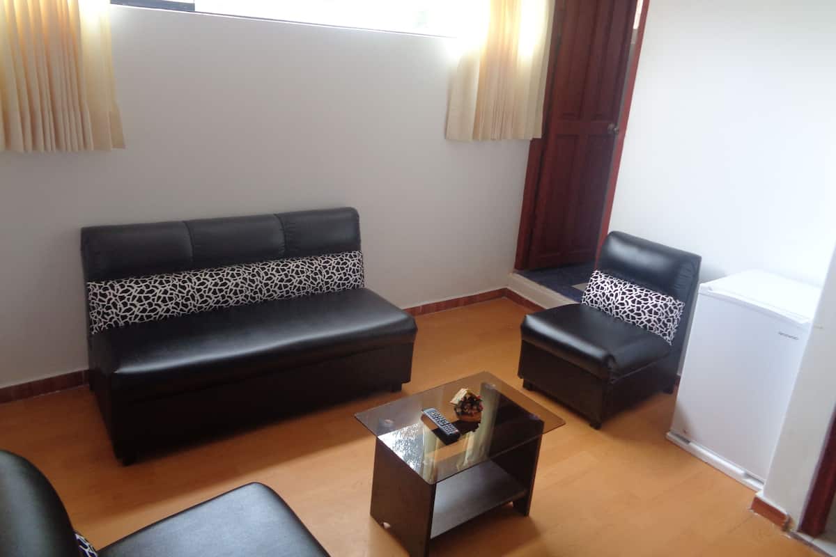 Apartamento, 2 quartos (4pax) | Cofres nos quartos, escrivaninha, quartos à prova de som