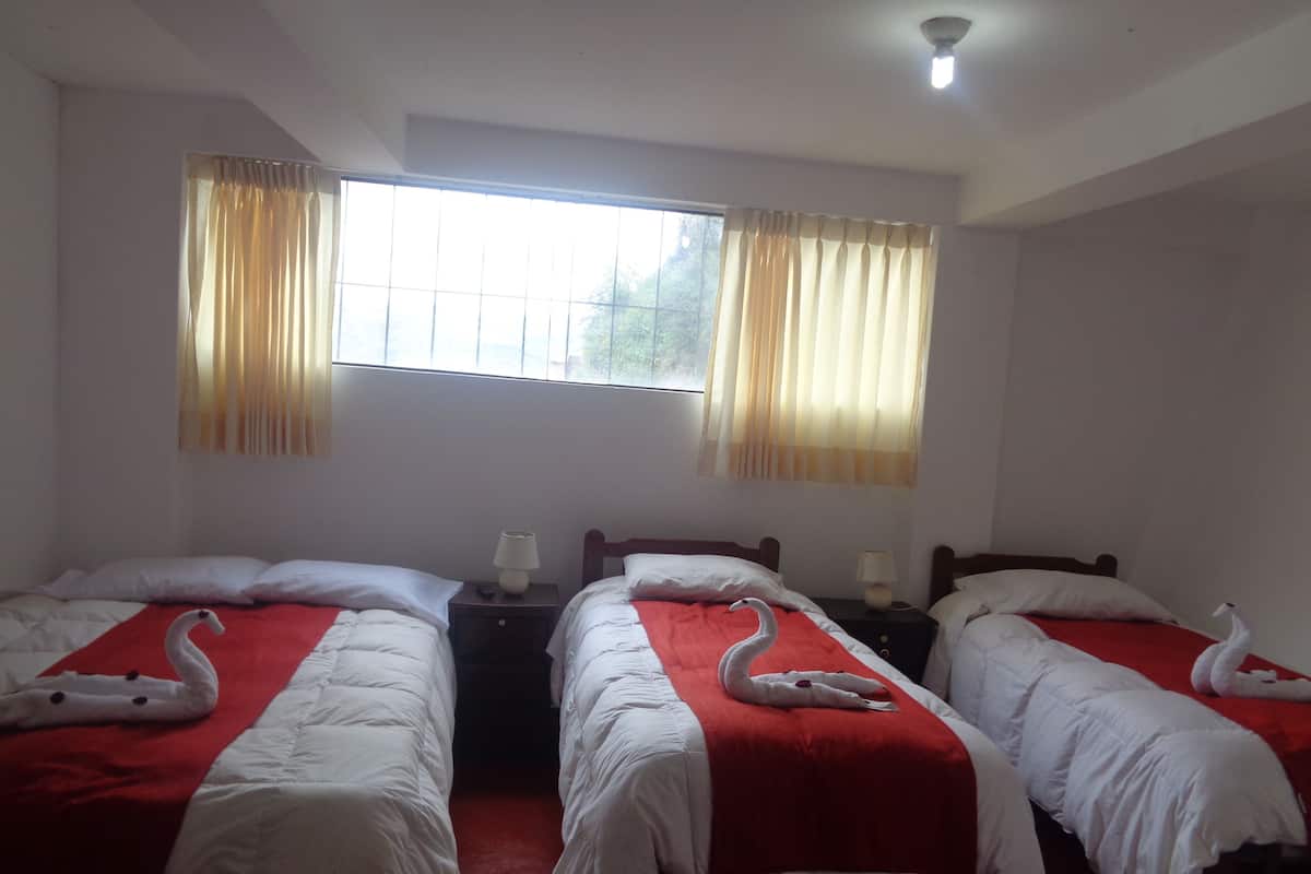 Quarto triplo | Cofres nos quartos, escrivaninha, quartos à prova de som