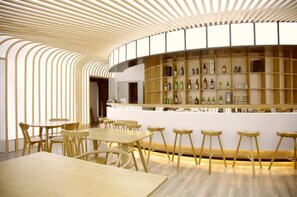 Pequenos-almoços e almoços servidos, incluindo cozinha japonesa 