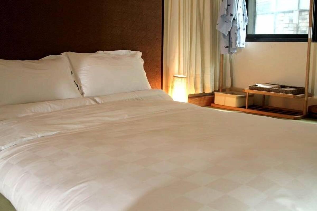 Quarto Executivo (Japanese) | Roupa de alta qualidade, cofre no quarto, secretária 
