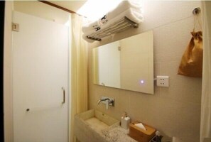 Quarto Deluxe (Japanese) | Casa de banho | Uma combinação polibã/banheira, banheira de água mineral 