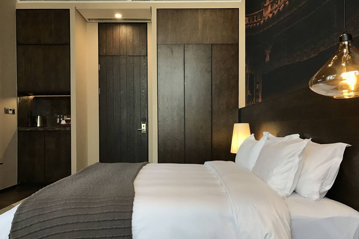 Quarto Deluxe | Minibar, cofre no quarto, secretária, cortinas/cortinados opacos