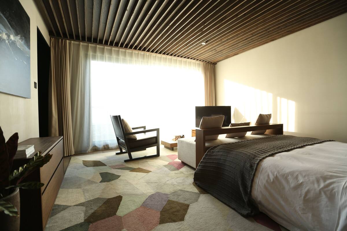 Quarto | Minibar, cofre no quarto, secretária, cortinas/cortinados opacos