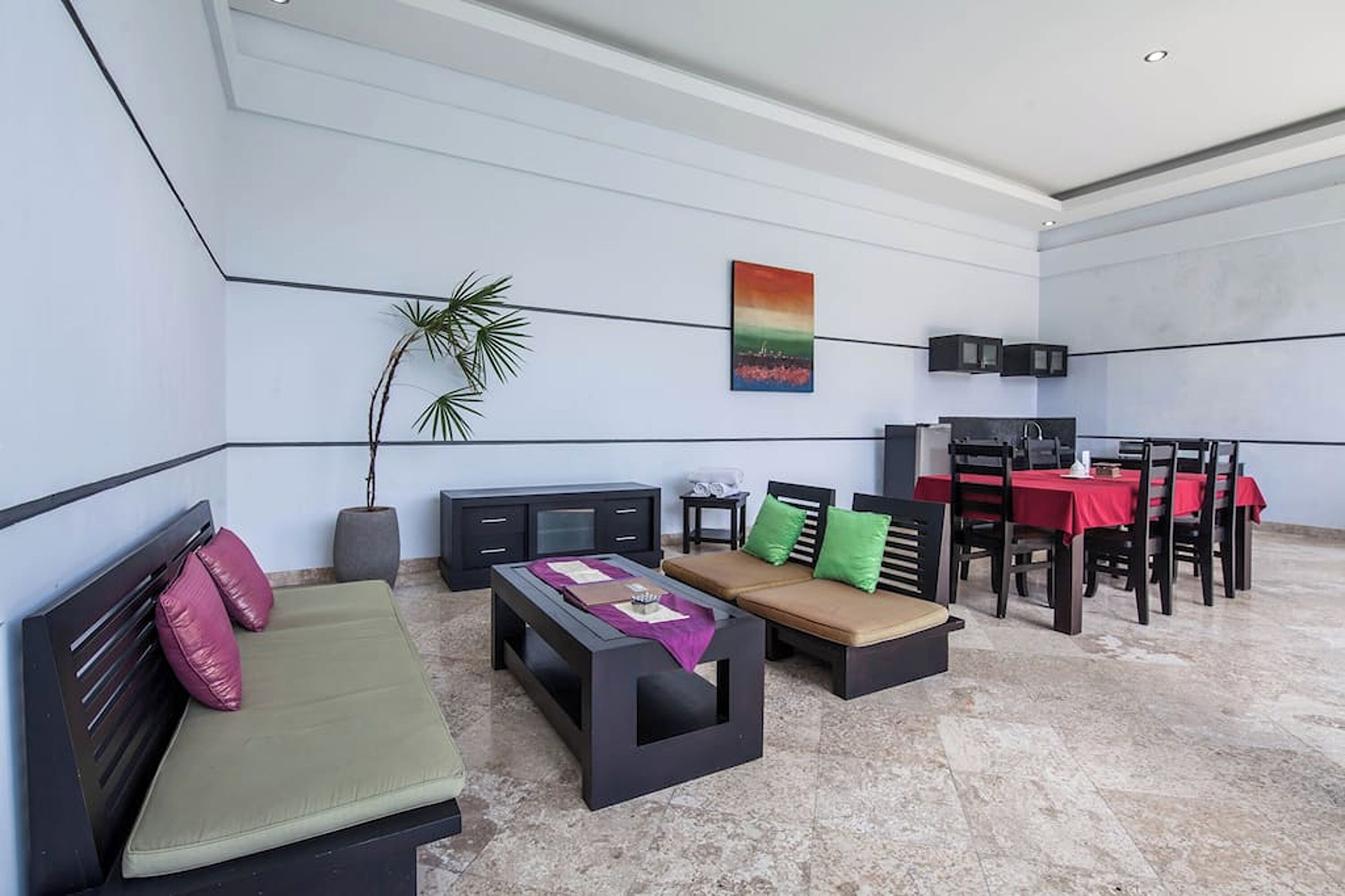 Two Bedroom Villa with Private Pool | Área de estar | TV de tela plana 32 polegadas com canais a cabo, TV LED