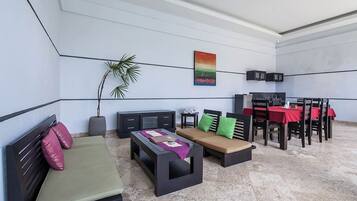 Two Bedroom Villa with Private Pool | Área de estar | TV de tela plana 32 polegadas com canais a cabo, TV LED