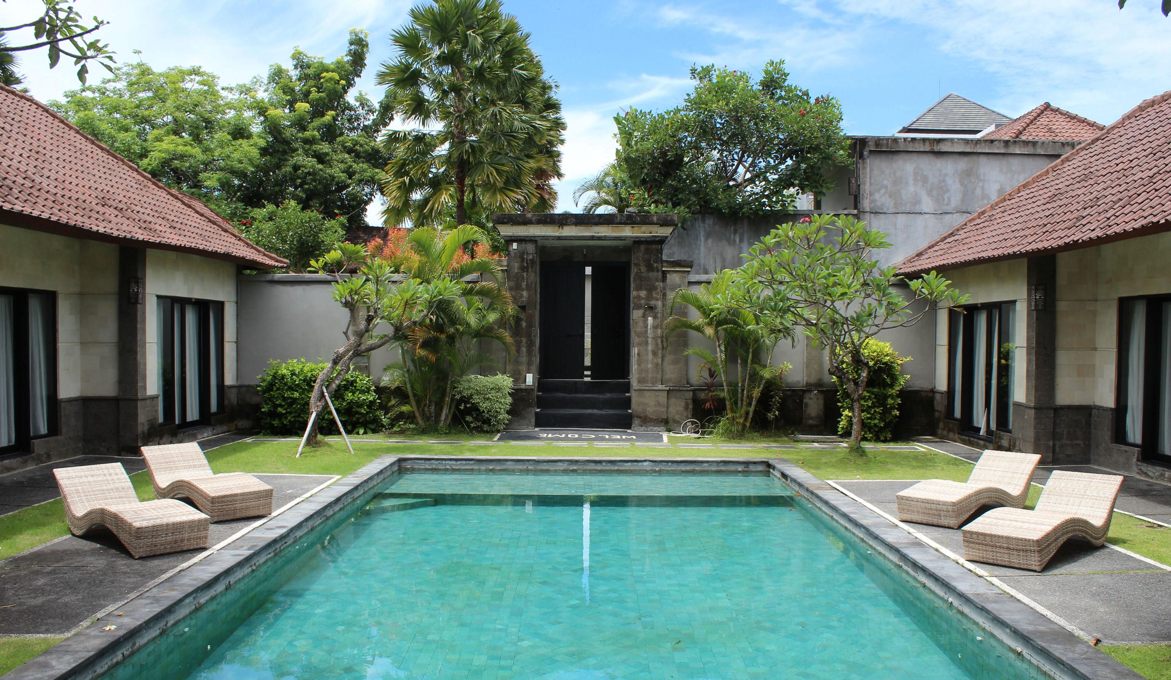 Piscina externa, piscina natural, espreguiçadeiras