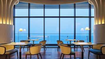 2 restaurantes, pequenos-almoços servidos