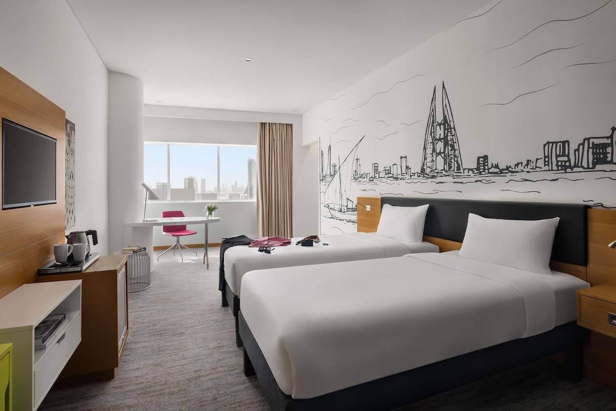 1 quarto, cofre no quarto, secretária, quartos insonorizados