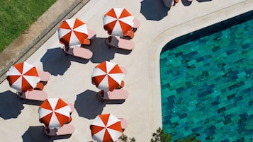 Piscina externa sazonal, guarda-sóis, espreguiçadeiras