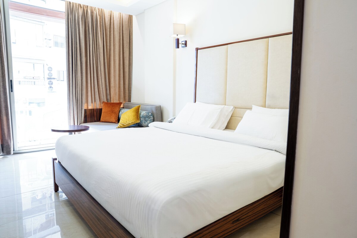 Suite Deluxe, 1 cama king-size e sofá-cama | Minibar, cofre no quarto, secretária, ferro/tábua de engomar 