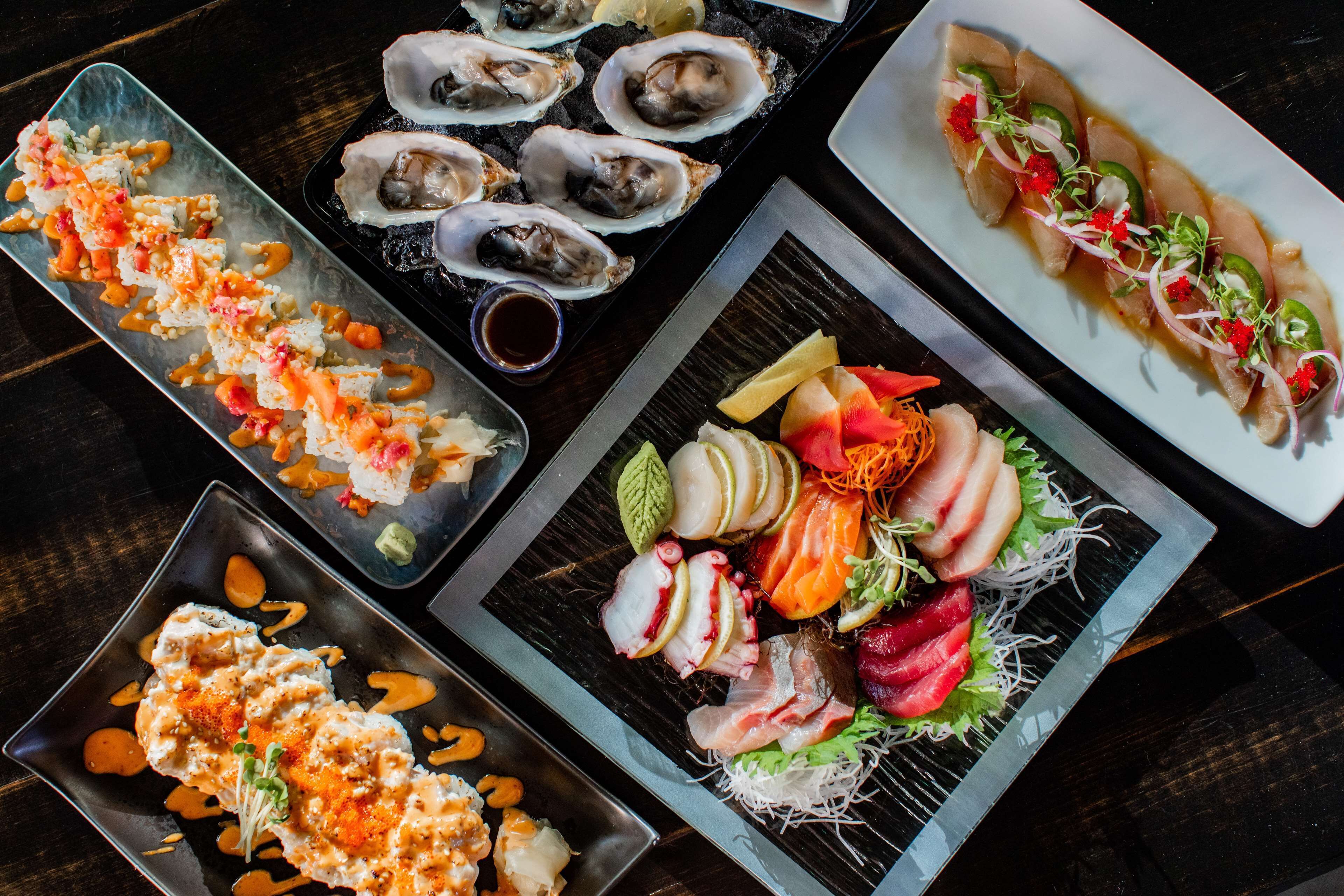 Diversos tipos de sushi em diferentes pratos.