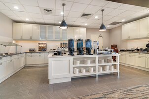 Café da manhã para viagem grátis todos os dias
