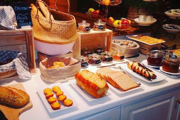 Café da manhã continental nos fins de semana (EUR 14.9 por pessoa)