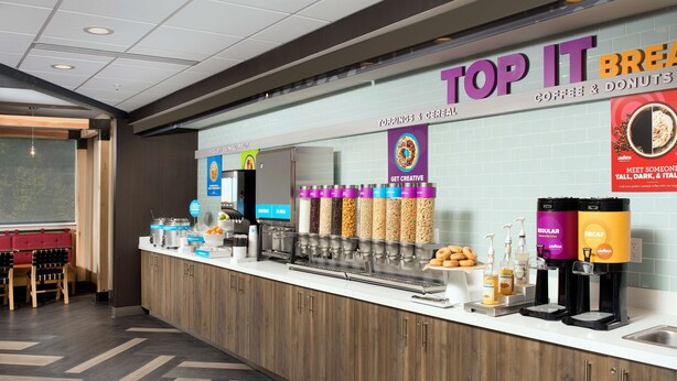 Um espaço moderno para café e donuts, com diversas opções de coberturas e bebidas.