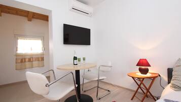 Estúdio conforto, 1 cama de casal, sacada | Ferros/tábuas de passar roupa, Wi-Fi de cortesia, roupa de cama