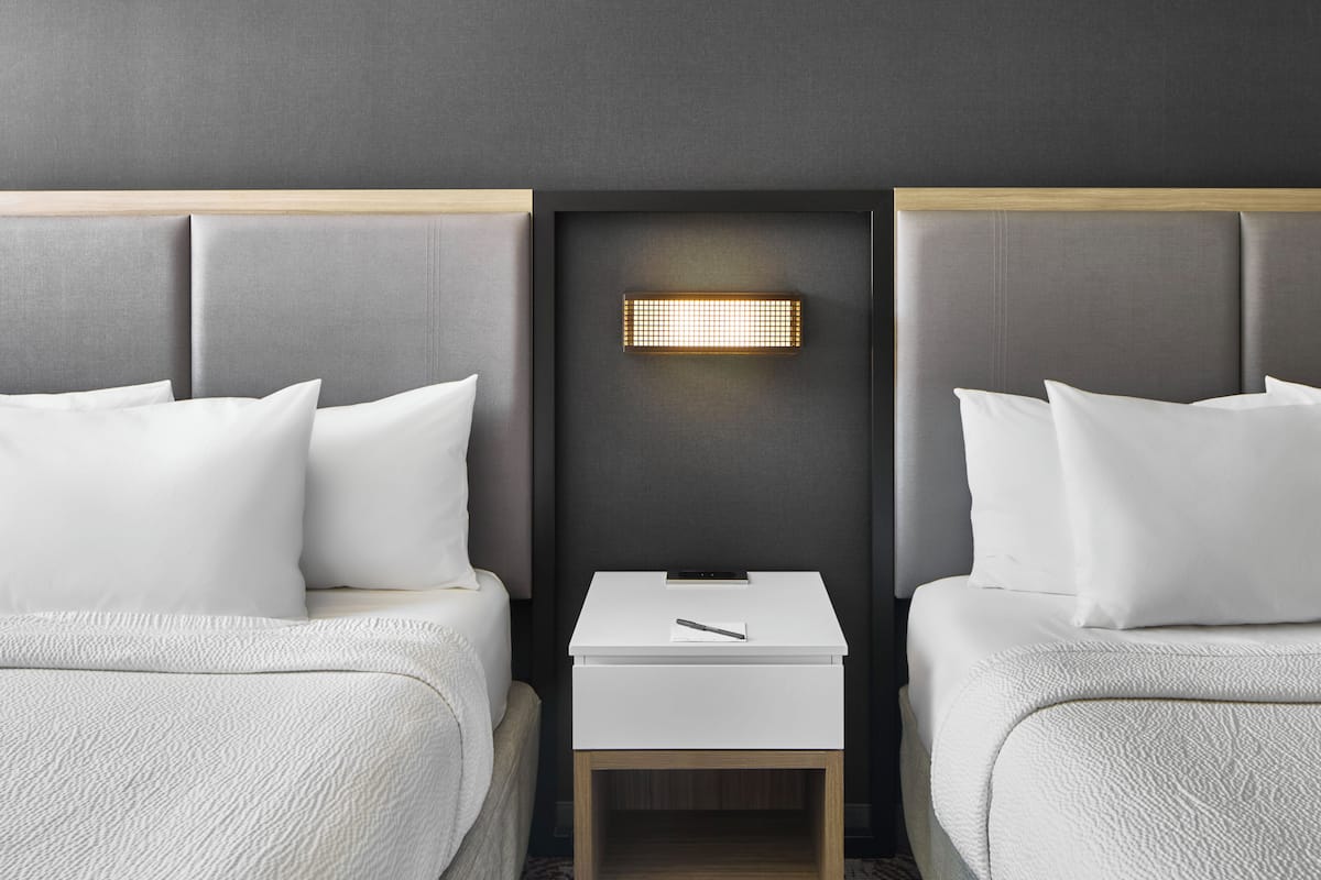 Roupas de cama premium, cofres nos quartos, escrivaninha