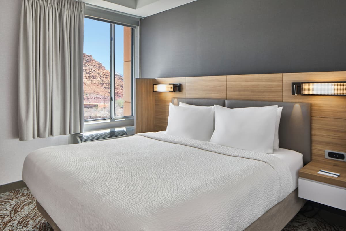 Roupas de cama premium, cofres nos quartos, escrivaninha