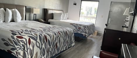 Quarto standard, 2 camas Queen | Roupas de cama premium, escrivaninha, espaço de trabalho para notebook