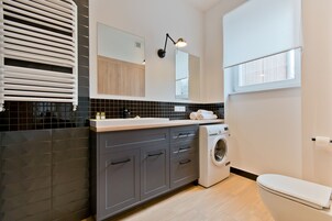 Apartamento | Casa de banho | Um polibã, um secador de cabelo, toalhas fornecidas, papel higiénico 